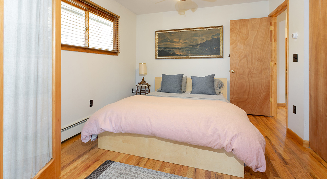 Swinging Bridge – Bedroom | Major Jacks